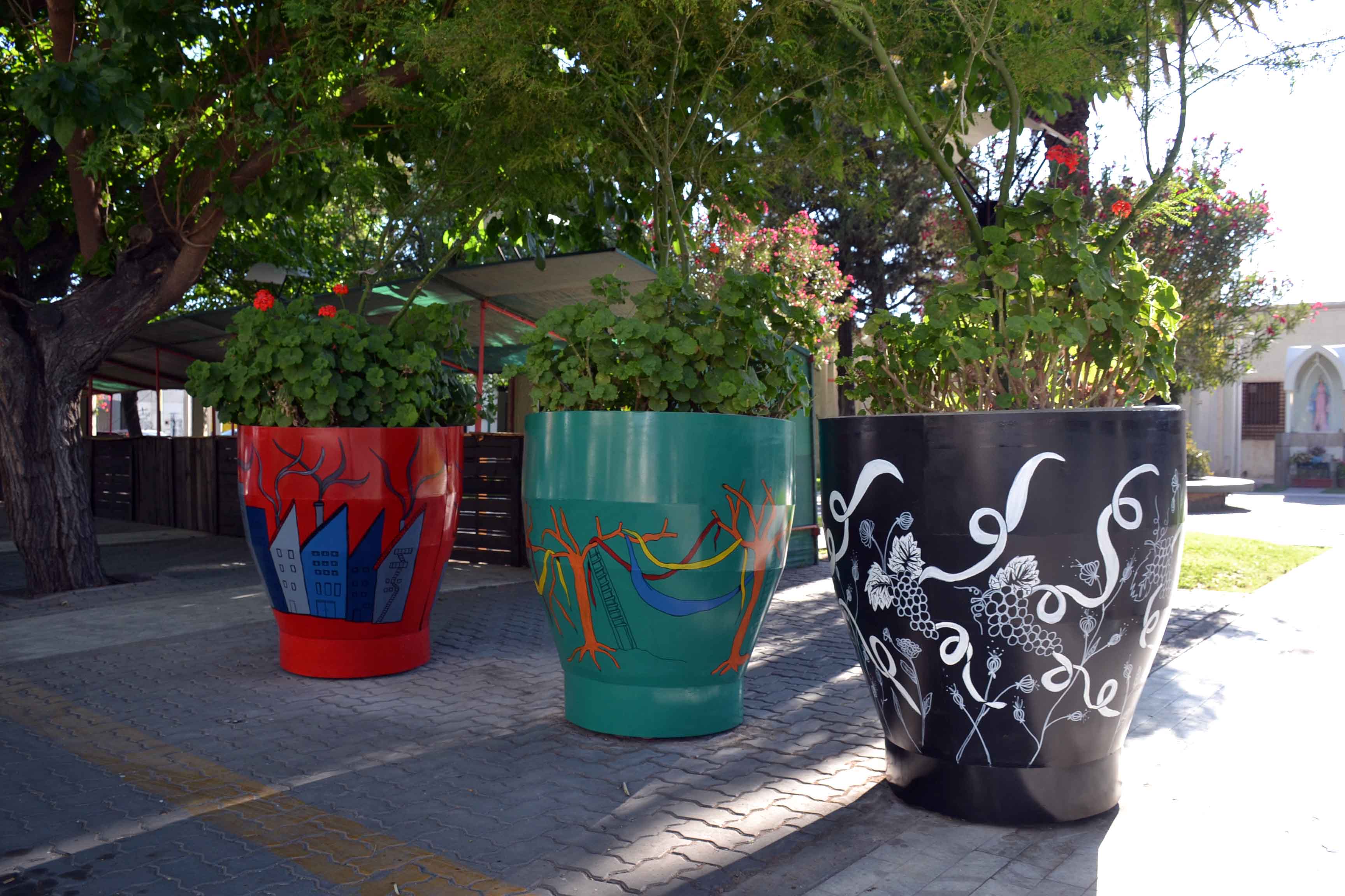 Creatividad, arte e historia en los coloridos macetones de calle ...